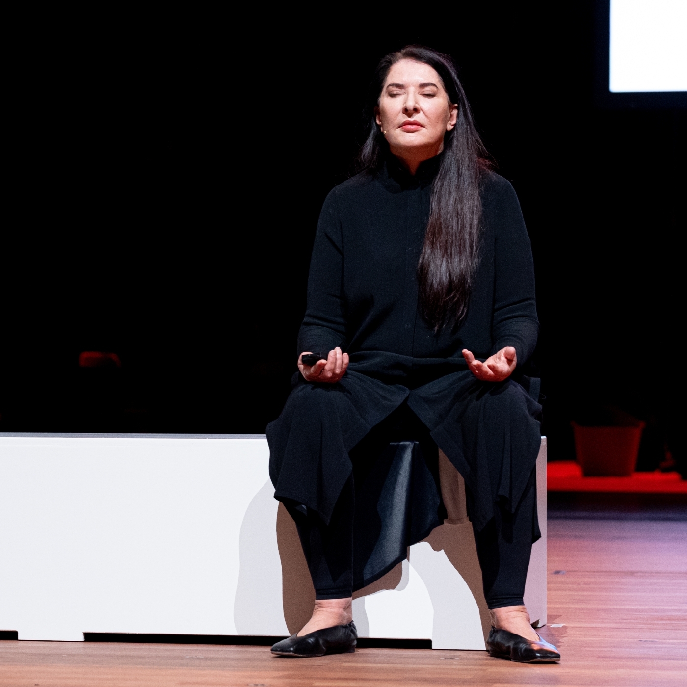 Marina Abramovic leidt Carré in groepsmeditatie - NRC